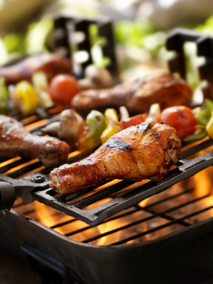 Holzkohlegrill mit Gemüse und Fleisch