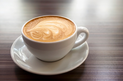 Eine Tasse Kaffee auf dunklem Holztisch