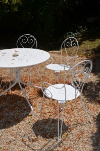 Drei Gartenstühle mit Tisch