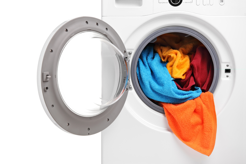 Waschmaschine befüllt mit Buntwäsche