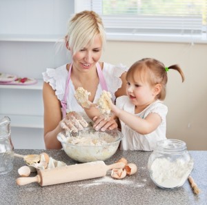 Mutter und Kind backen zusammen Plätzchen