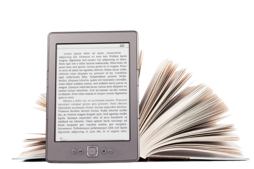 E-Book Reader mit einem aufgeschlagenen Buch im Hintergrund
