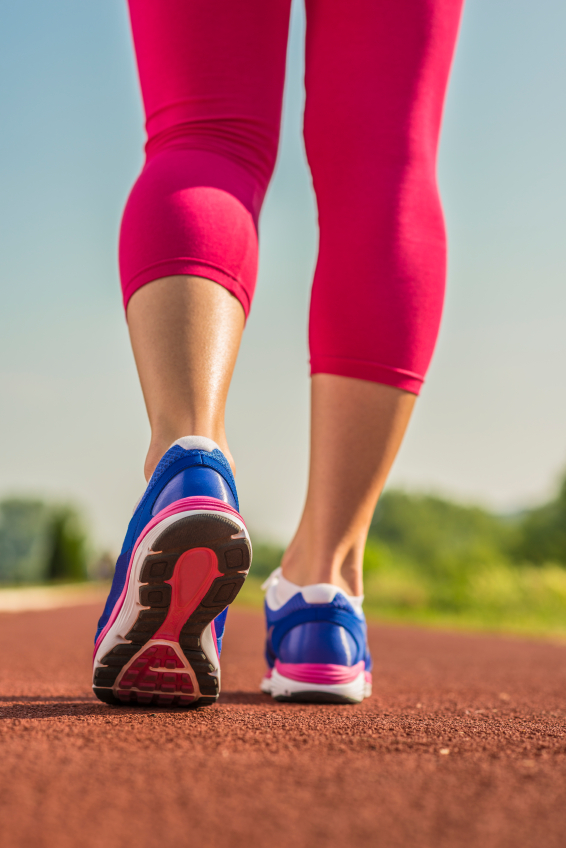 Frau mit Laufschuhen und rosa Leggings