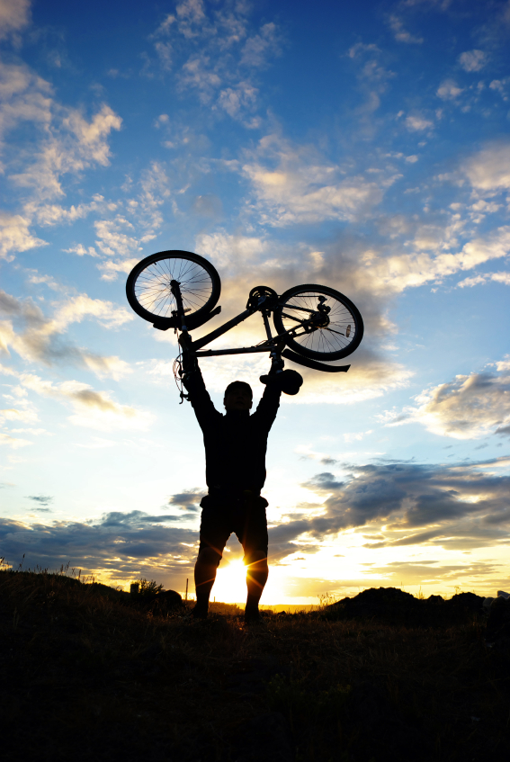 Sportlicher Fahrradfahrer bei Sonnenuntergang