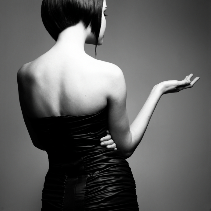 Elegant gekleidete Frau auf einem Schwarz-Weiß-Foto