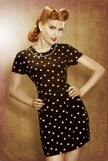 Stilsichere Frau in einem gepunkteten Kleid der 50er Jahre