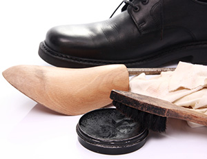 Schuhpflegeset mit Schuhspanner, Schuhcreme und Schuhbürste