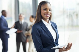 Business Knigge Kleidung: Frau in Kostüm mit Bluse (Business Wear)