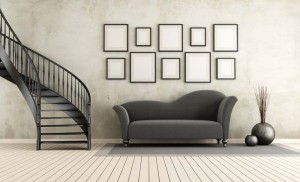 Wohnzimmer mit einer Treppe und Bilderwand