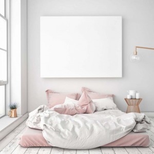 Weisses Bild über einem Bett in Pastellfarben