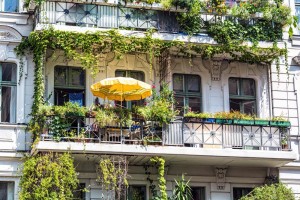 Berliner Balkon mit Sonnenschirm und vielen Pflanzen