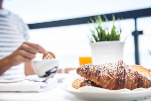 Fruehstuecken auf dem Balkon