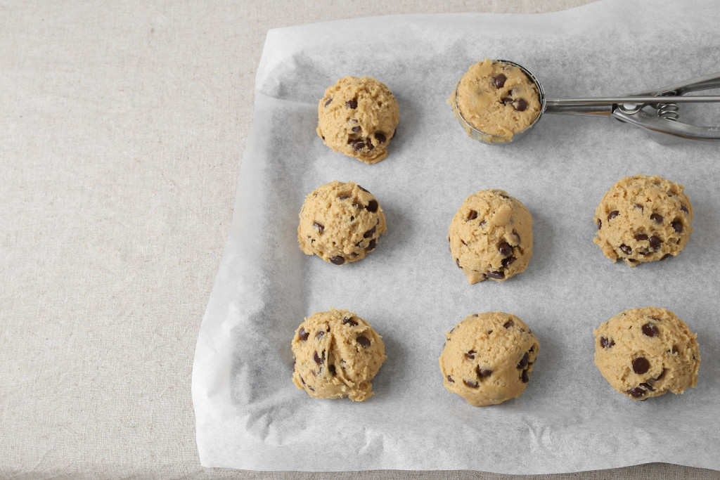 Cookie-Teig wird auf dem Blech portioniert